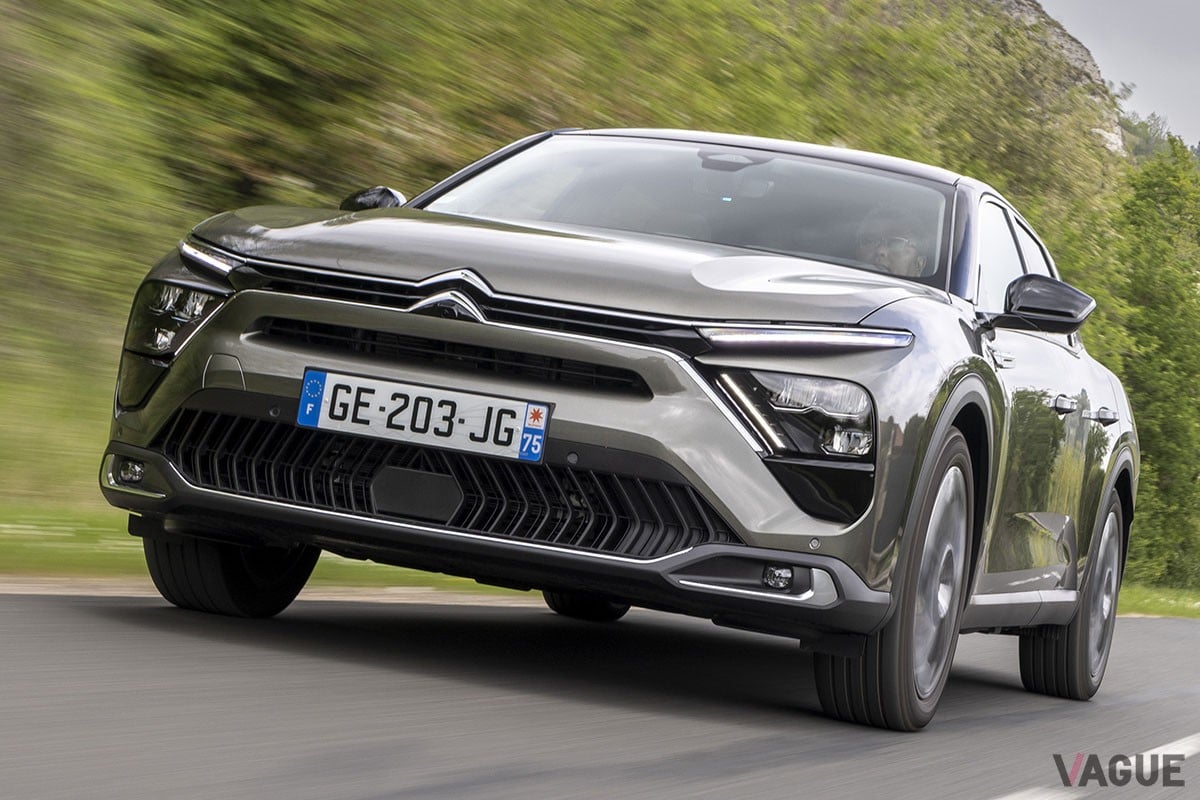 シトロエン新型「C5X」にフランスで乗って納得「妖艶なルックスと心地いい乗り心地」はライバル不在！ | VAGUE(ヴァーグ)
