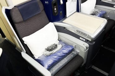 ANAとJALを乗り比べた「空の旅」 2社の「ビジネスクラス」はどちらも快適？ タイ・バンコクの往復で体感 | VAGUE(ヴァーグ)