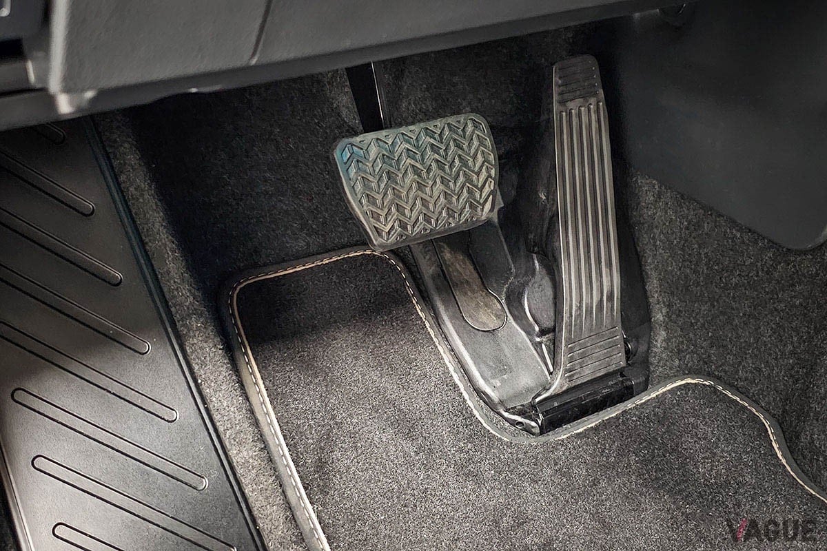 爽快な走り味の原点を発見“レクサス最小のSUV”新型「LBX」はアクセルに注目！ なぜ高コストの“オルガンペダル”を採用した？ | VAGUE(ヴァーグ)