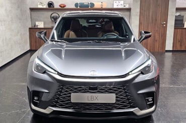 後席は快適？ レクサスの“小さな高級車”新型「LBX」のリアシートをチェック コンパクトSUVとは思えない“プレミアムな仕立て”が心地いい | VAGUE(ヴァーグ)