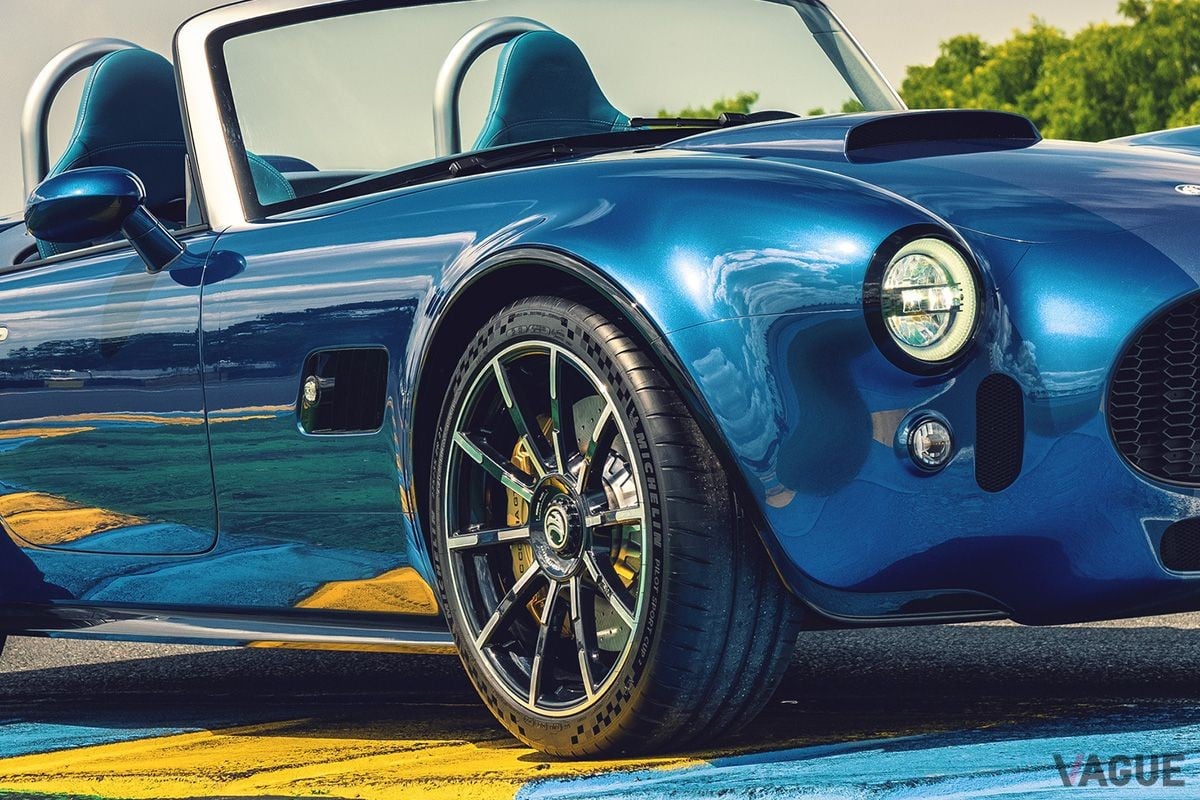 伝統のマッスル・カーが復活 663馬力のV8エンジン搭載のオープンスポーツ 新型「ACコブラ」がついに登場 | VAGUE(ヴァーグ)
