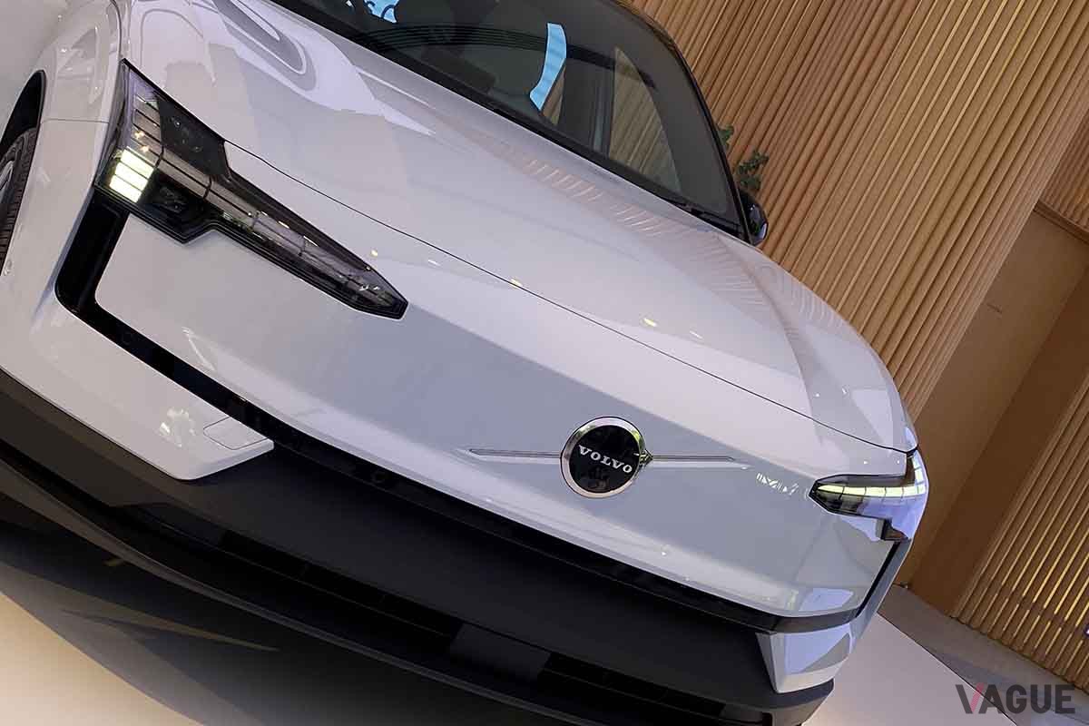 全長4.2mのコンパクトSUV ボルボ新型「EX30」日本登場！ ボルボ史上最小のBセグメントEVは272馬力で後輪駆動モデル | VAGUE(ヴァーグ)