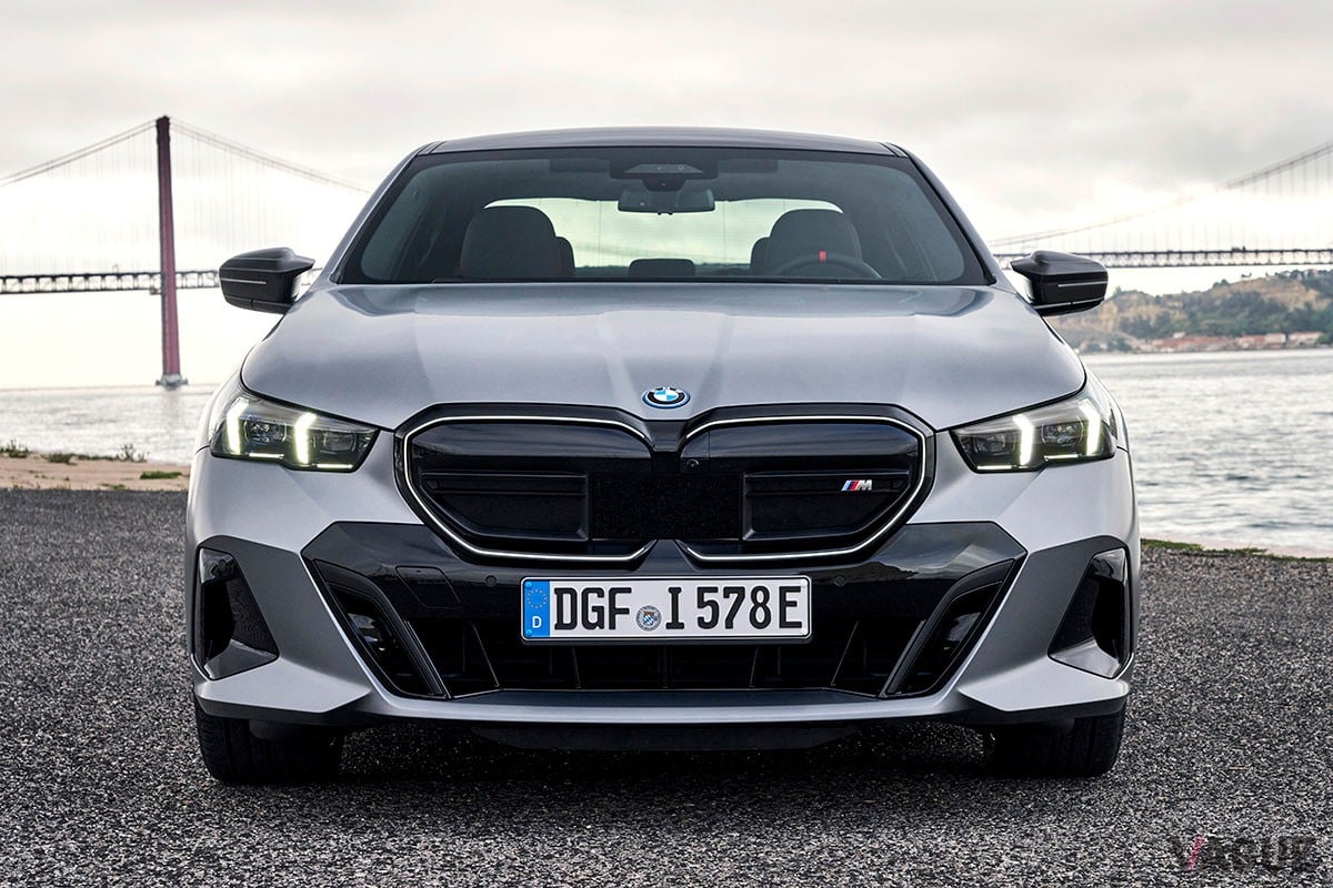 8世代目のBMW新型「5シリーズ」乗って分かった“攻めのモデルチェンジ”の真価とは？「ドイツ製セダンの定番」走りはどう変わった？ | VAGUE(ヴァーグ)