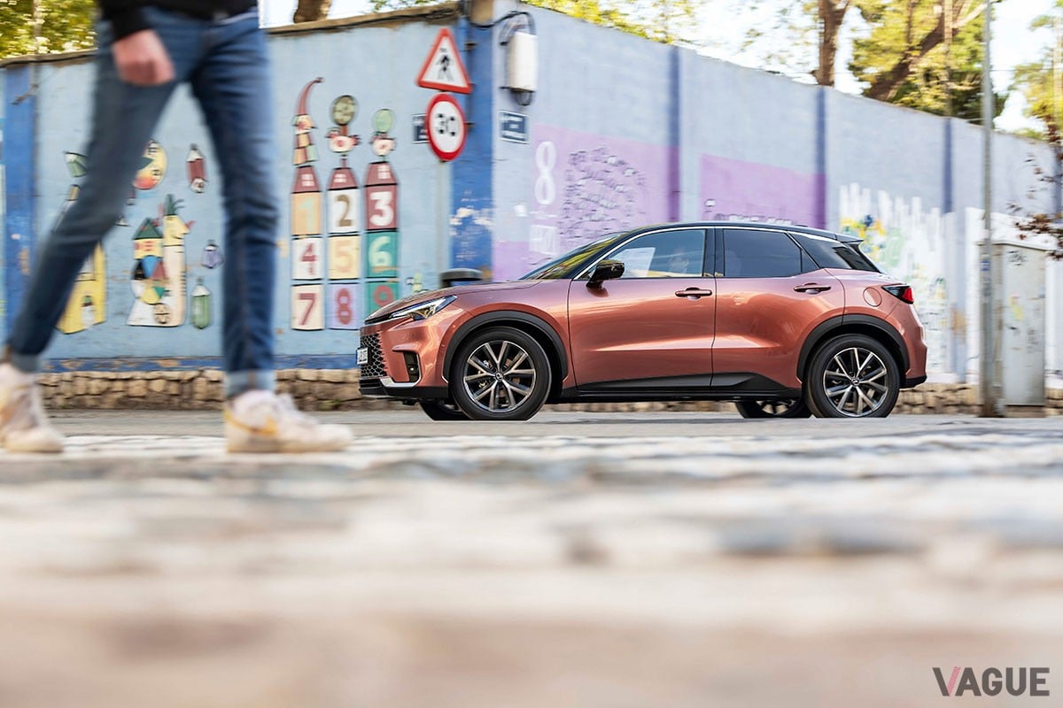 全長4.2m級「レクサス史上最小のSUV」 新型「LBX」の完成度は期待を超えた？ コンパクトさとは裏腹の“強い存在感”はインパクト大 | VAGUE(ヴァーグ) - (2)