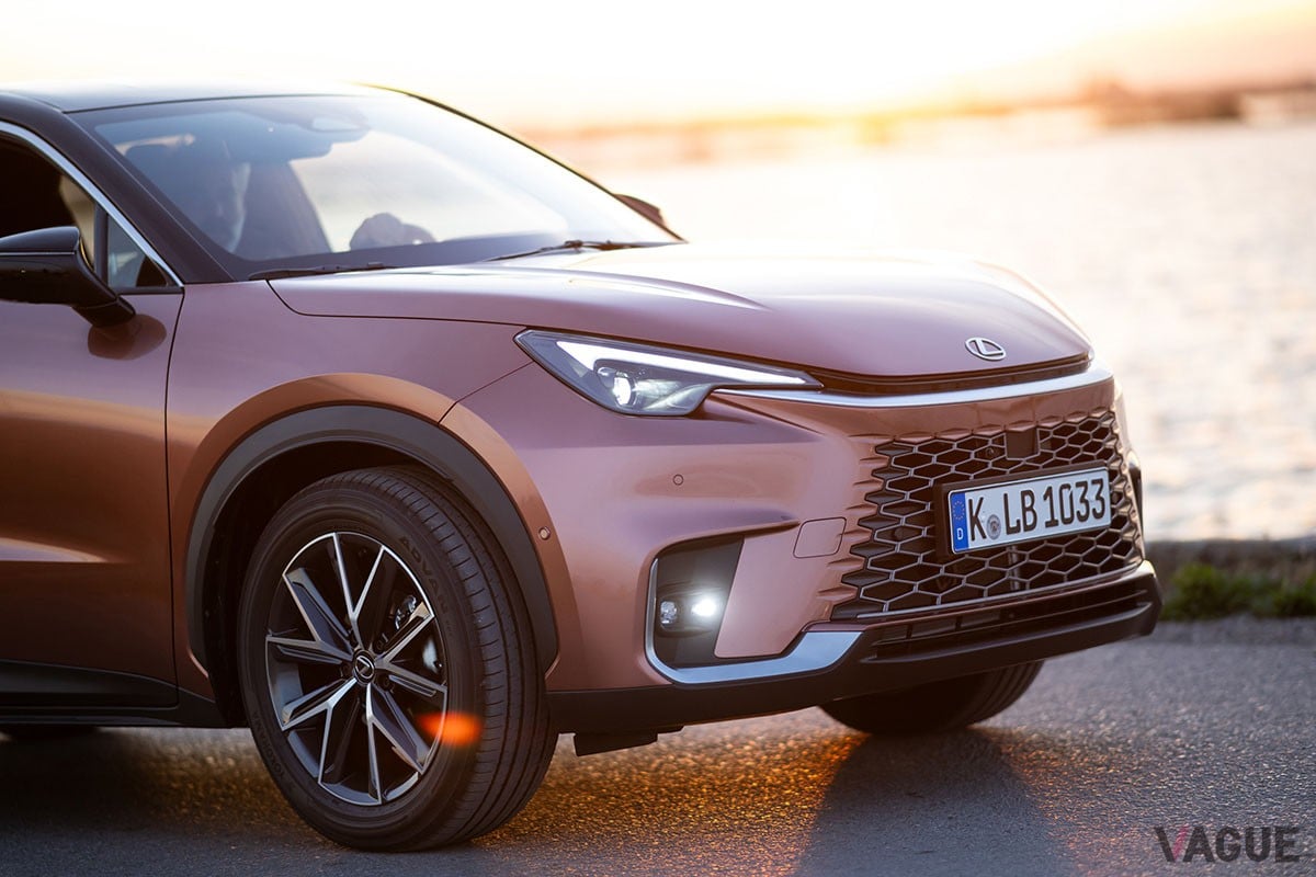 全長4.2m級「レクサス史上最小のSUV」 新型「LBX」の完成度は期待を超えた？ コンパクトさとは裏腹の“強い存在感”はインパクト大 | VAGUE(ヴァーグ)