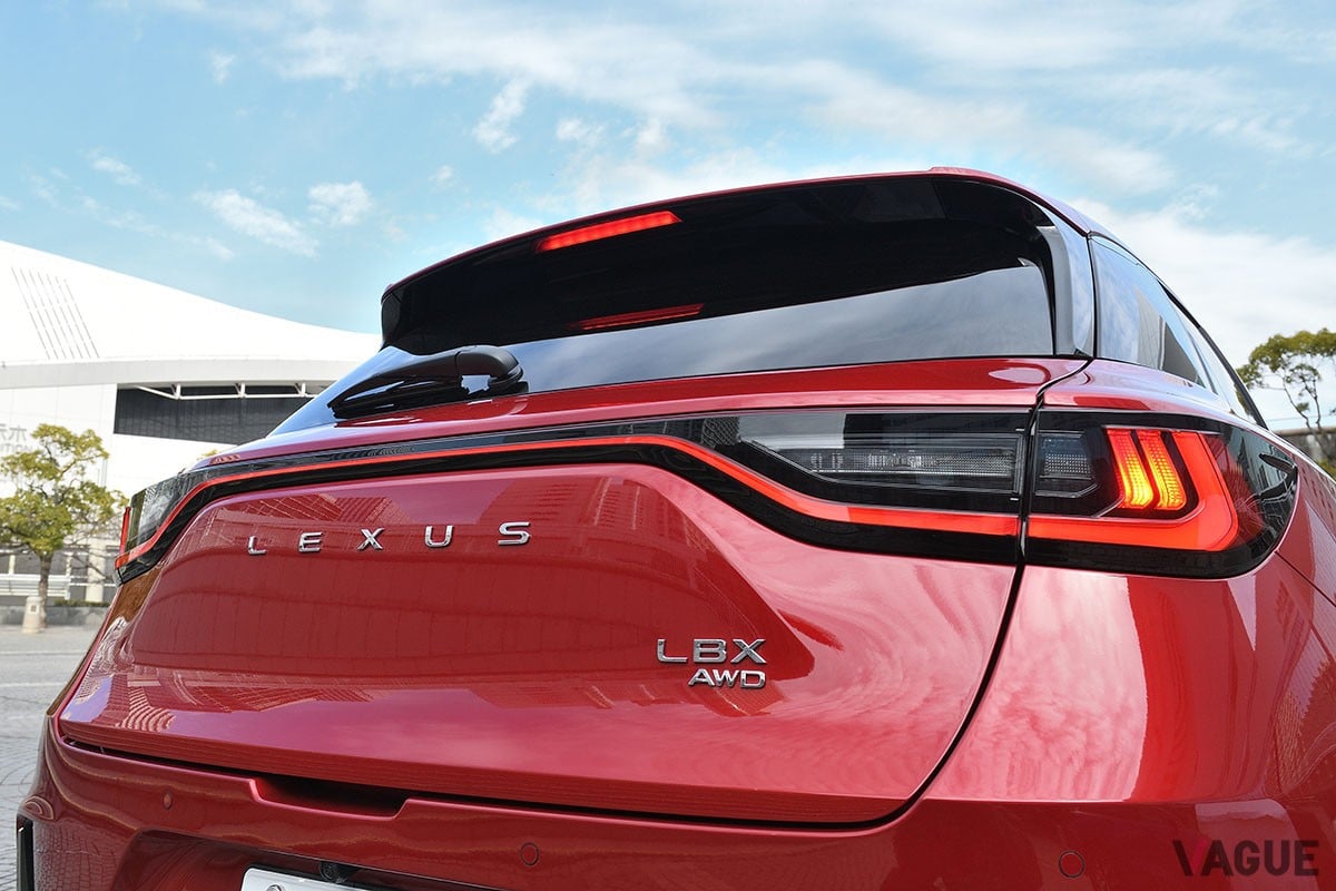 レクサスの「小さな高級車」登場！ スポーティ仕様＆豪華仕様を展示!? 新型「LBX」の魅力に触れる展示とは | VAGUE(ヴァーグ)