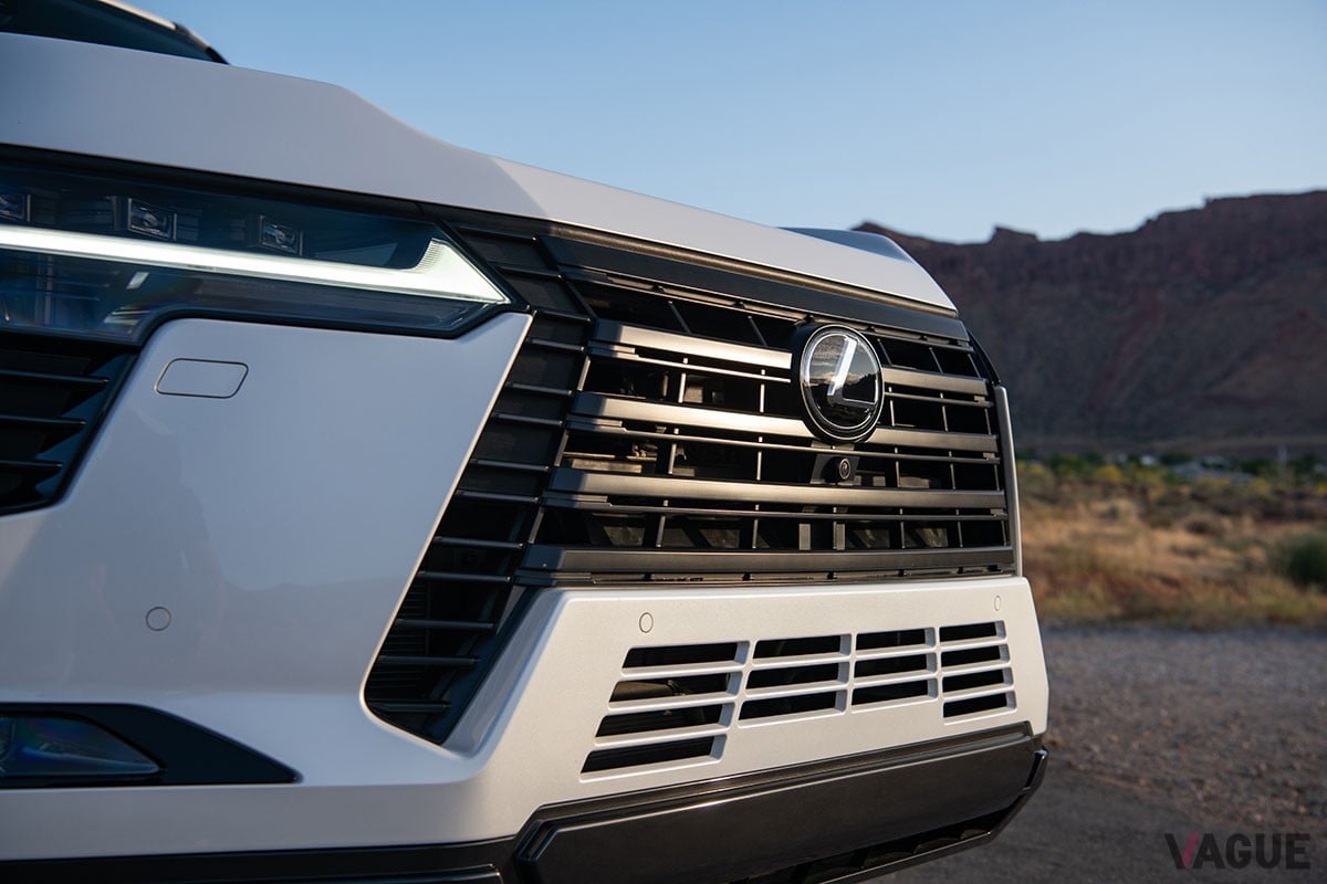 まもなく日本で初登場!? 期待が高まる“悪路も得意な高級SUV” レクサス新型「GX」への販売店での反響とは？ | VAGUE(ヴァーグ)
