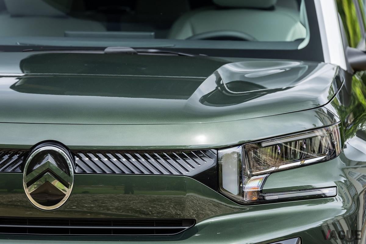 シトロエンのコンパクトSUV 新型「C3エアクロス」世界初公開！ 進化した全長4.4mの3代目は 7人乗り仕様も用意 | VAGUE(ヴァーグ)