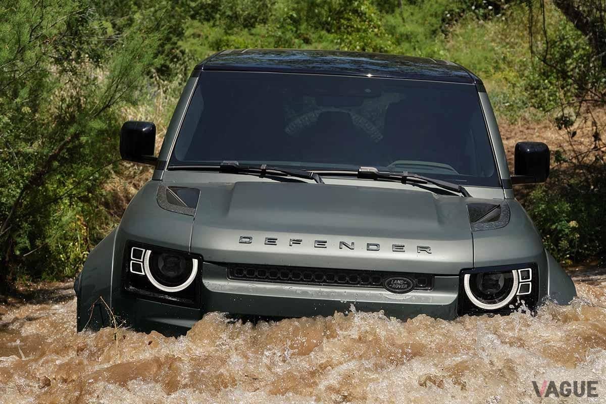 史上最強のディフェンダーは635馬力！ オフロードだけじゃなくオンロードもイケる！ 高性能モデル新型「ディフェンダー・オクタ」ってどんなクルマ ...