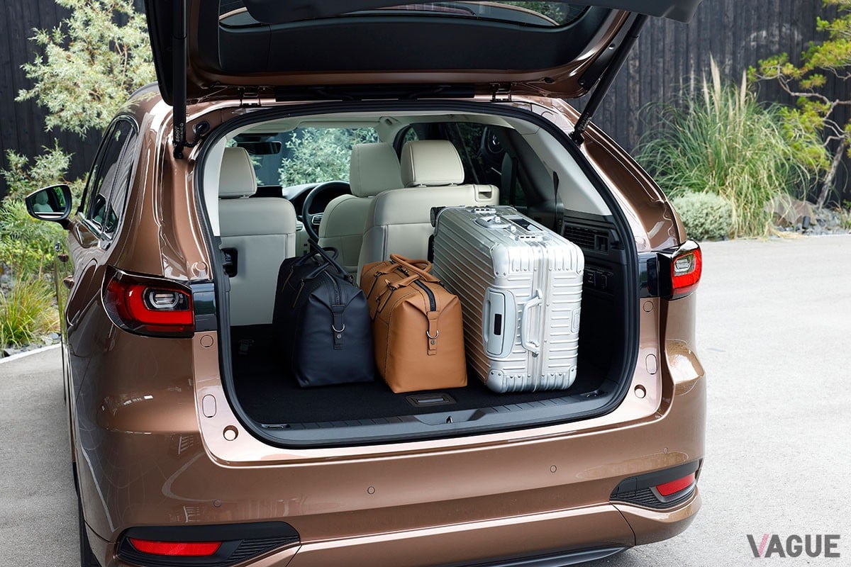 マツダ新型「CX-80」のリアシートは快適？ ラゲッジスペースは使える？ 3列シートを備えた“新ラグジュアリーSUV”のユーティリティを深掘り | VAGUE(ヴァーグ) - (2)