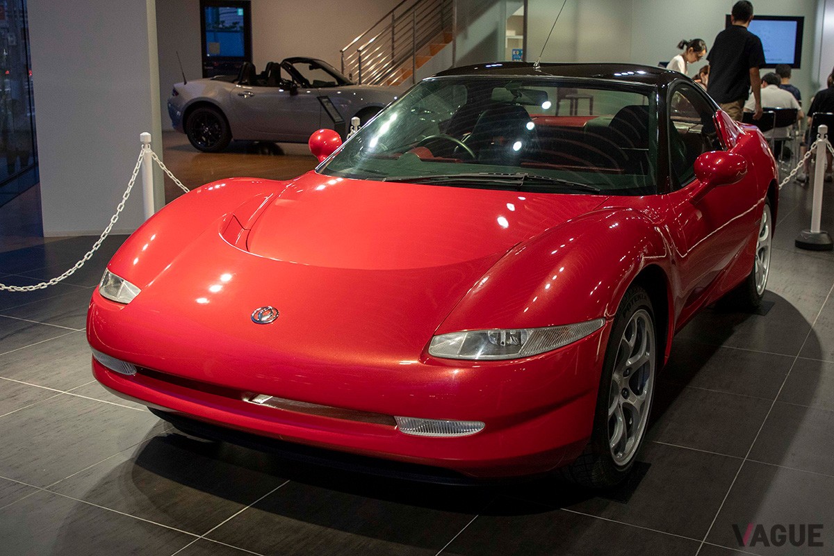「ロータリーエンジン搭載のスポーツカー」都内で特別展示！ マツダの名車RX-7の後継と目された「RX-01」はどんなコンセプトカーだった？ | VAGUE(ヴァーグ)