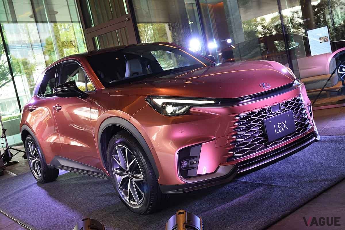 レクサス最小SUVなのにレクサスらしい高級感！ “今年の10台”に選ばれた全長4.2mの新型「LBX」販売店に寄せられる声とは | VAGUE(ヴァーグ)