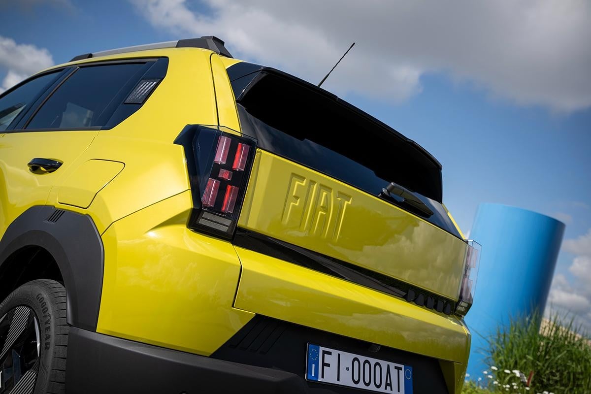 四角いボディが“レトロ＆斬新”!? 全長4mの5人乗りコンパクト フィアット新型「グランデパンダ」の注目度大！ ネットでの反響とは | VAGUE(ヴァーグ)