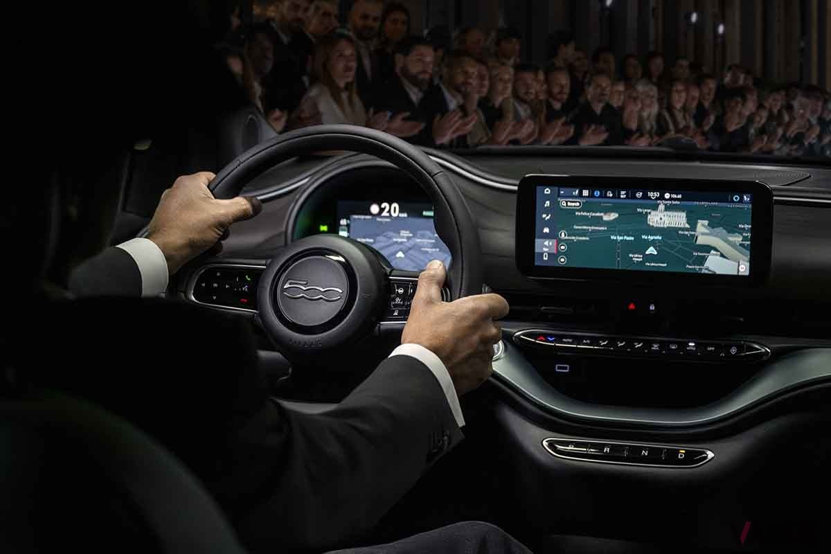 フィアット「500e」がイタリアのハイブランドとコラボ！ “ジョルジオ・アルマーニ”エディションがLAショーで米国初公開 | VAGUE(ヴァーグ)