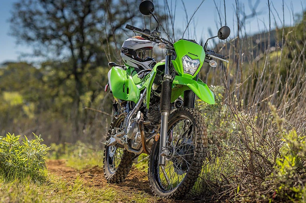 カワサキの新しいオフロードバイク「KLX230」正式発表！ アクティブに“林道ツーリングを楽しめる”注目モデルが11月27日発売へ | VAGUE(ヴァーグ)