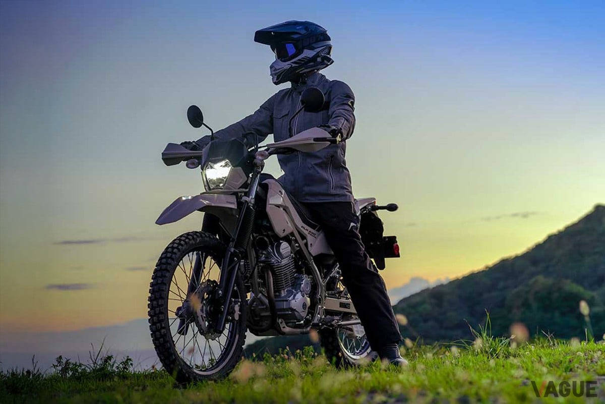 【発売延期】だけど“待つ価値”あり！ カワサキの新しいオフ車「KLX230シェルパ」はアースカラーがおしゃれ!! 街から野外まで楽しめる1台です | VAGUE(ヴァーグ)