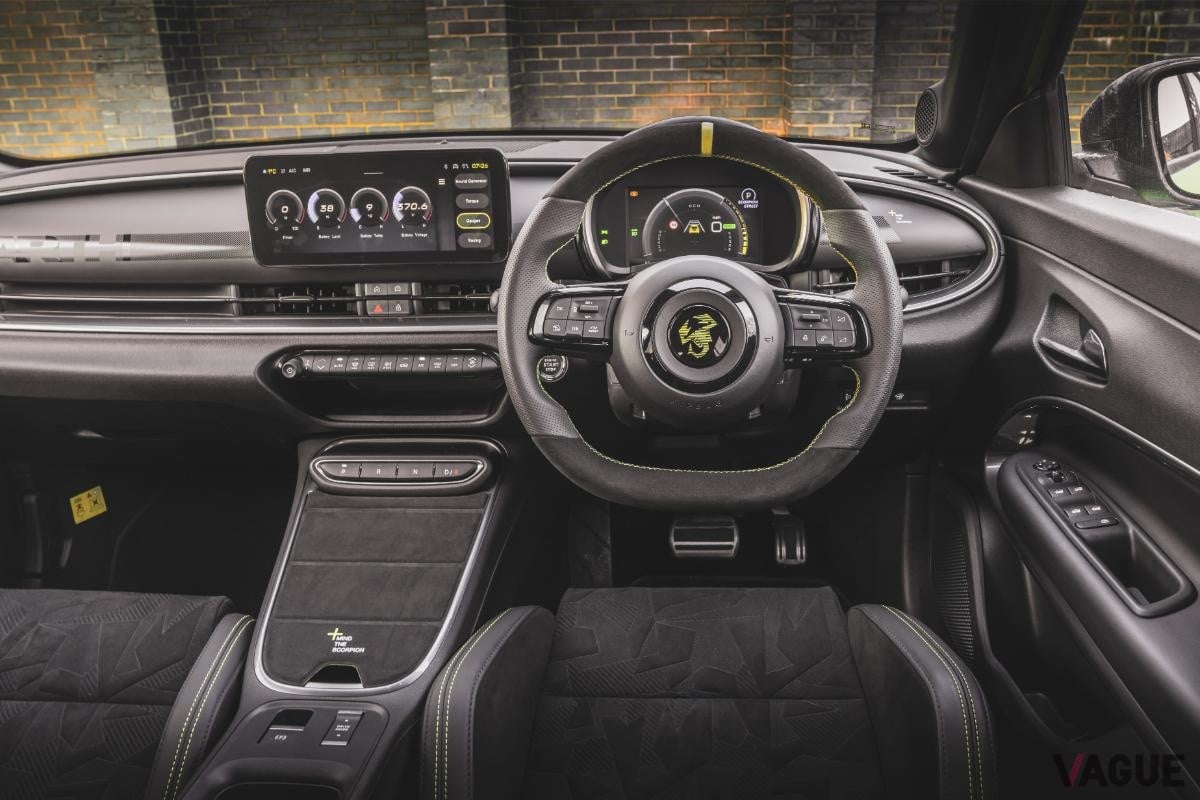 史上最強アバルト誕生！ EVなのに車内に響く“エンジン音”に昂ぶるホットハッチ新型「アバルト600e」右ハンドルが英国で発売 | VAGUE(ヴァーグ)