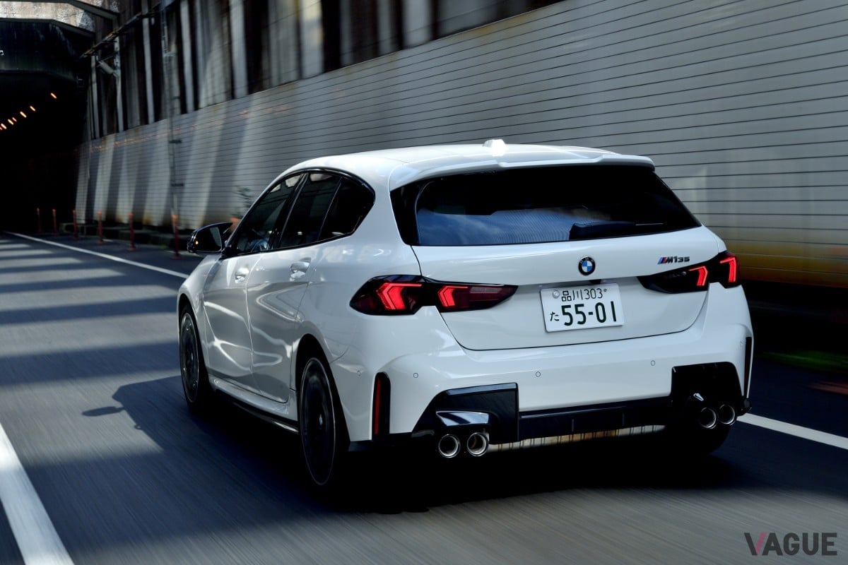 “GRヤリス”よりちょうどいい!? BMW新型「M135」は“300馬力の快感”を日常と非日常で楽しめる高性能ハッチだった！ | VAGUE(ヴァーグ) - (2)