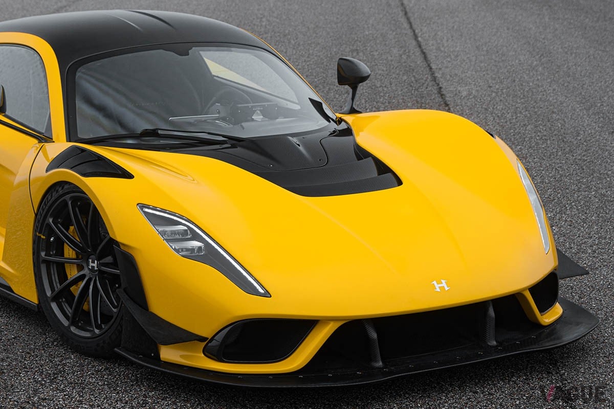 まるでジェット戦闘機!? ヘネシーが“2031馬力で最高時速500キロ超え”を狙う新型「ヴェノムF5エボリューション」を世界初公開 価格は5億超えか？ | VAGUE(ヴァーグ)