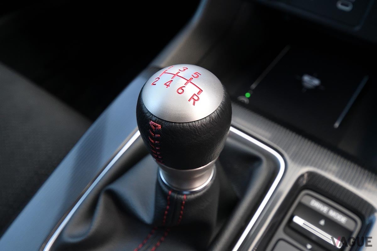 “マニュアル専用”なのになぜ人気？ AT限定免許取得の割合が70％超え…なのにMT専用のホンダ「シビックRS」が20代に支持される理由とは | VAGUE(ヴァーグ) - (2)