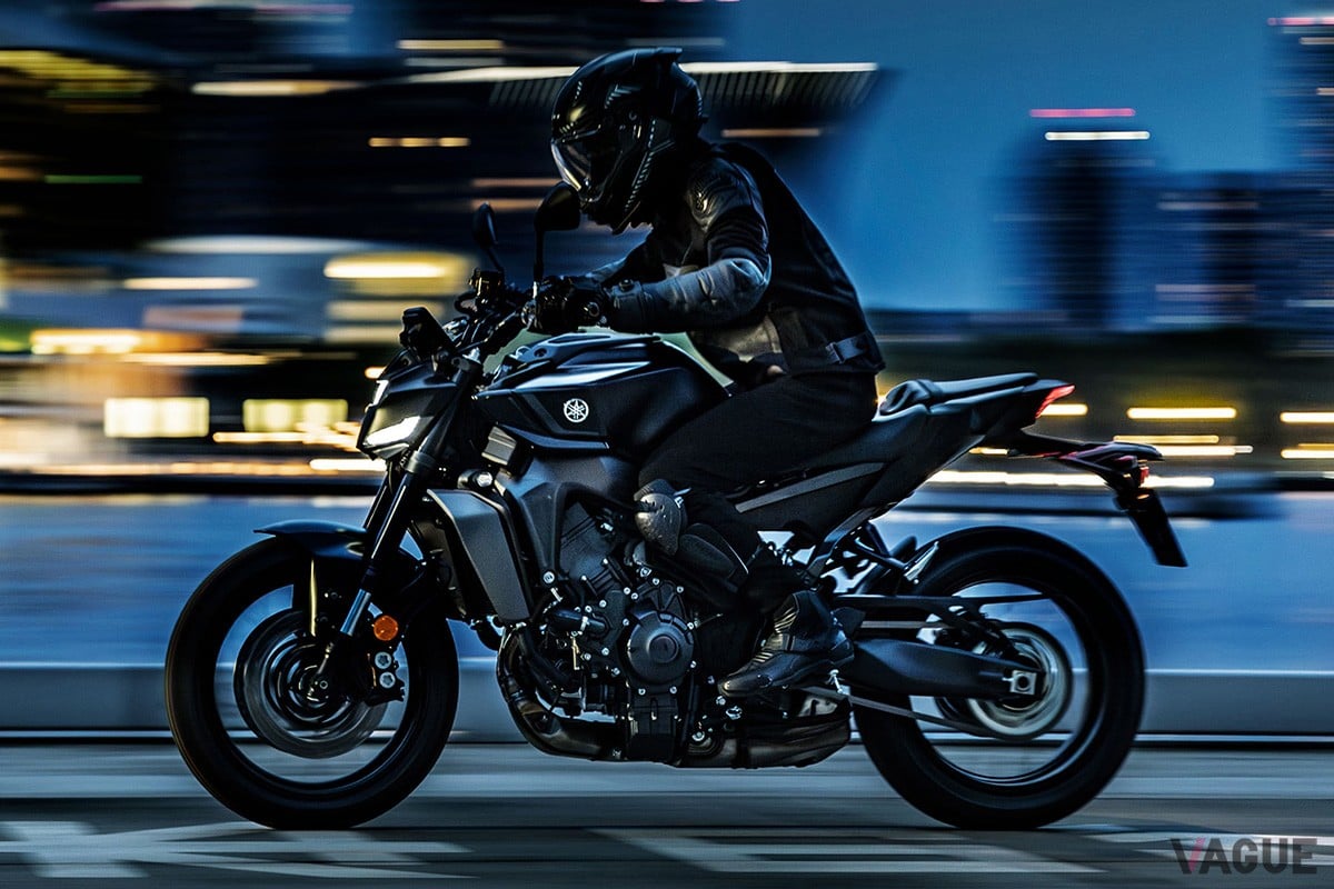 鮮烈なスカイブルーのホイールが視線を釘づけ！ ヤマハのロードスポーツバイク「MT-09」シリーズに新色“マットライトグレー”が登場 | VAGUE(ヴァーグ)