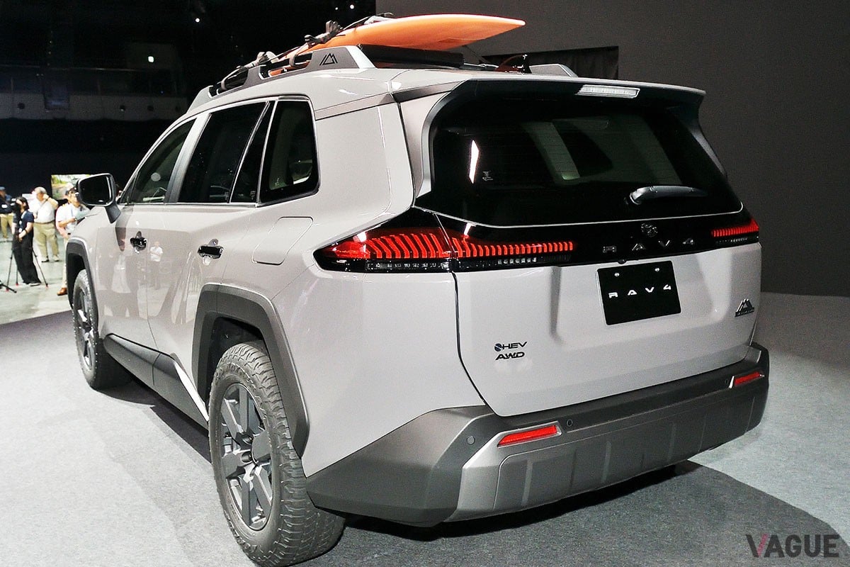 トヨタ新型「RAV4」のリアシートは快適か？ ボディサイズは現行車とほぼ同じ！ レジャードライブと相性がいいSUVだからこそ気になる「後席の居住性」 | VAGUE(ヴァーグ)