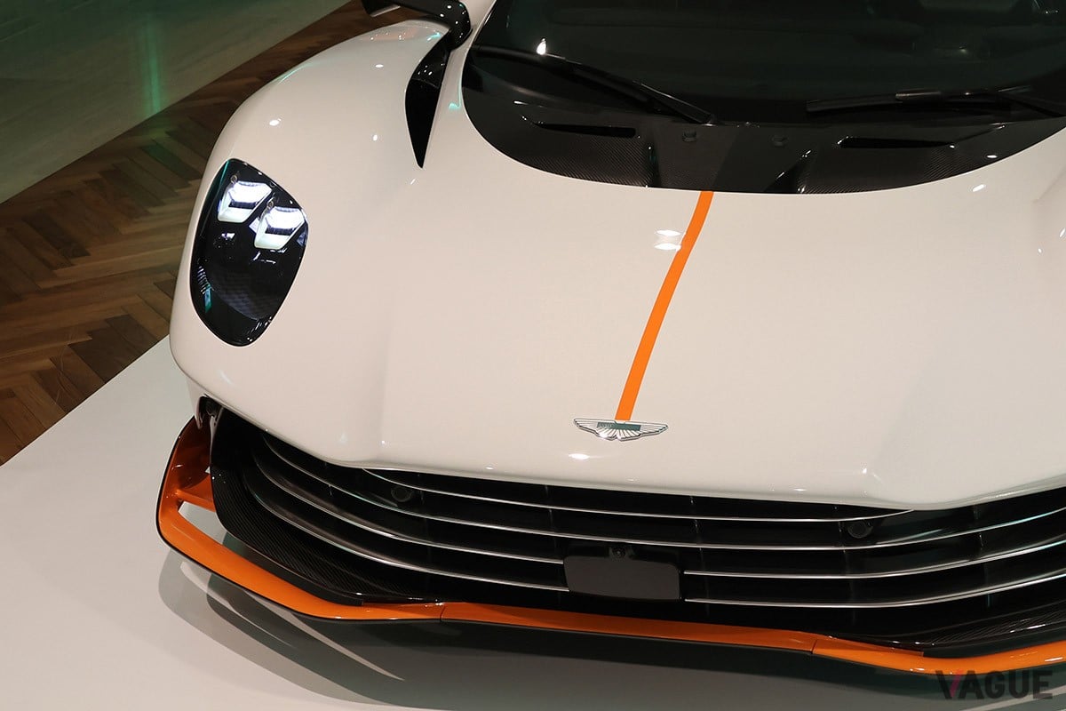アストンマーティン初のPHEVスーパーカー「ヴァルハラ」の量産版を日本初公開！ レーシングカーのような車体に「1000馬力超の強心臓」を搭載 | VAGUE(ヴァーグ)