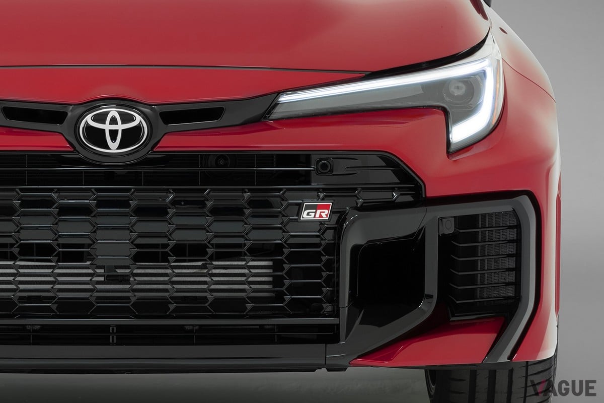 304馬力の“かっ飛びカローラ”！ 進化版「GRカローラ」世界初公開 新開発の8速AT採用で走りはどう変わる？ | VAGUE(ヴァーグ)