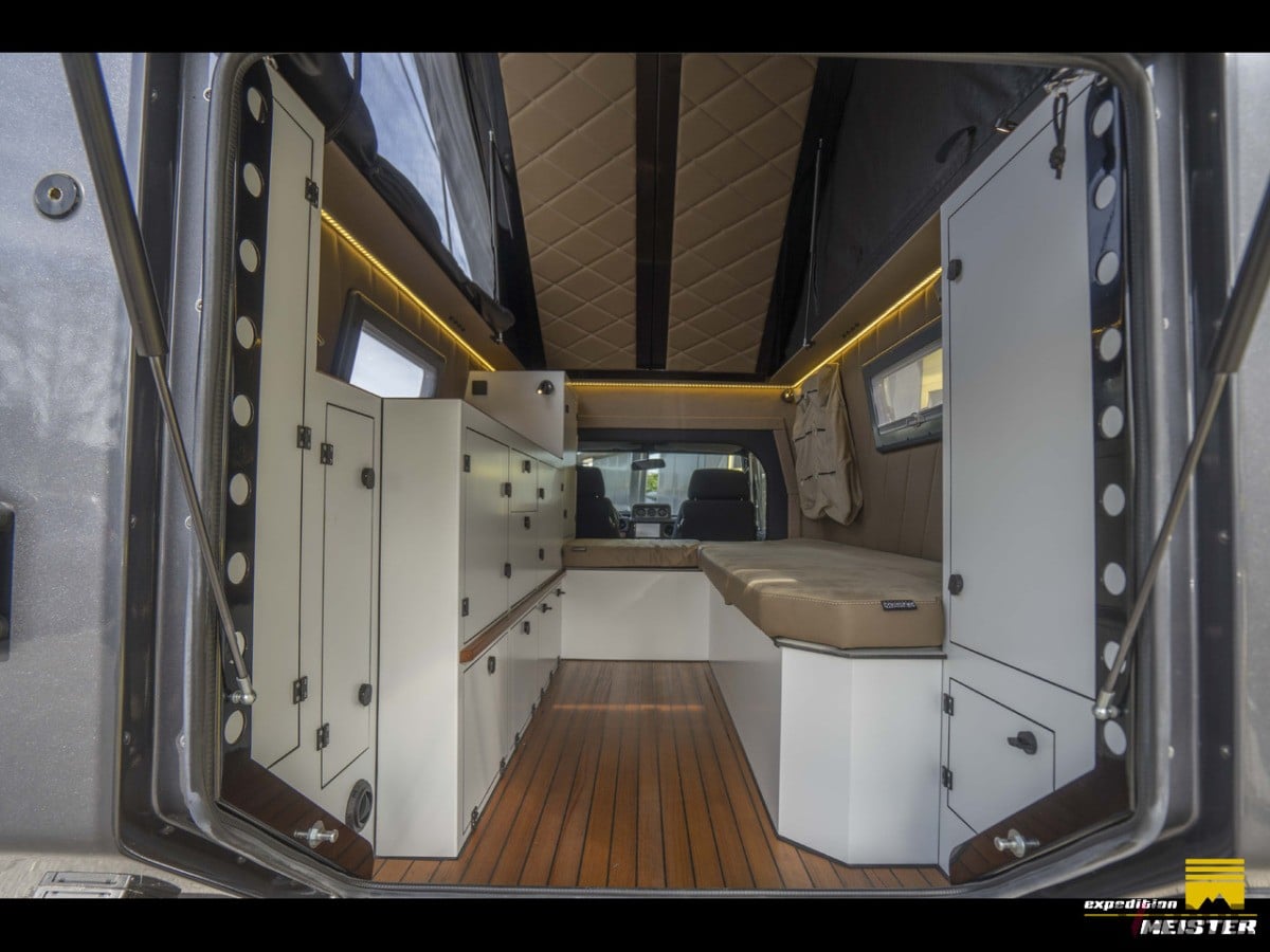 まるで軍用車!? どこへも行けてどこでも眠れる トヨタ「ランクル70」ベースのキャンピングカーがカッコいい | VAGUE(ヴァーグ) - (2)