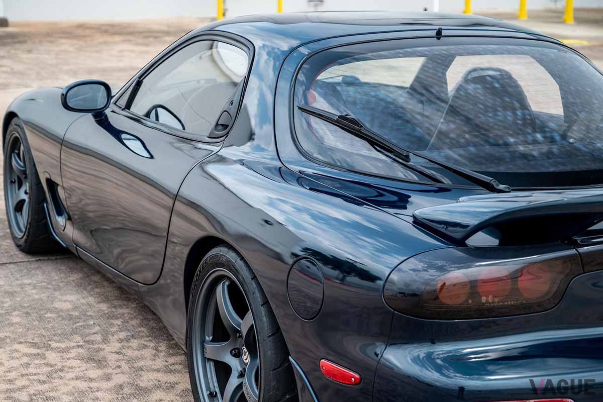 「RX-7」なのにロータリーエンジンじゃない!? 米国オークションに“魔改造”されたFD型が登場！ EV化された国産スポーツカーの価値とは | VAGUE(ヴァーグ) - (2)