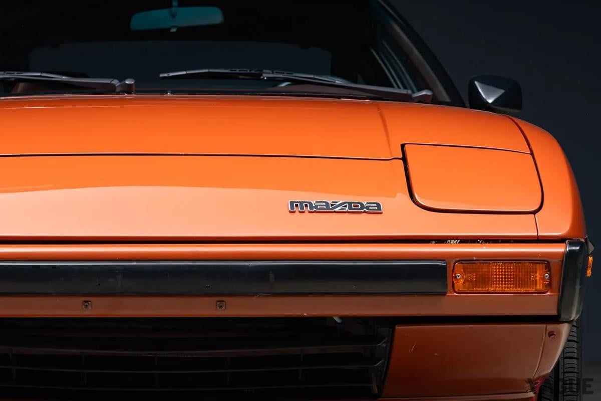 日本では珍しい“ブロンズ色”が目を惹く！ 46年前の初代「RX-7」を米国オークションで発見 ネットに集まる反響と現在の価値とは | VAGUE(ヴァーグ)