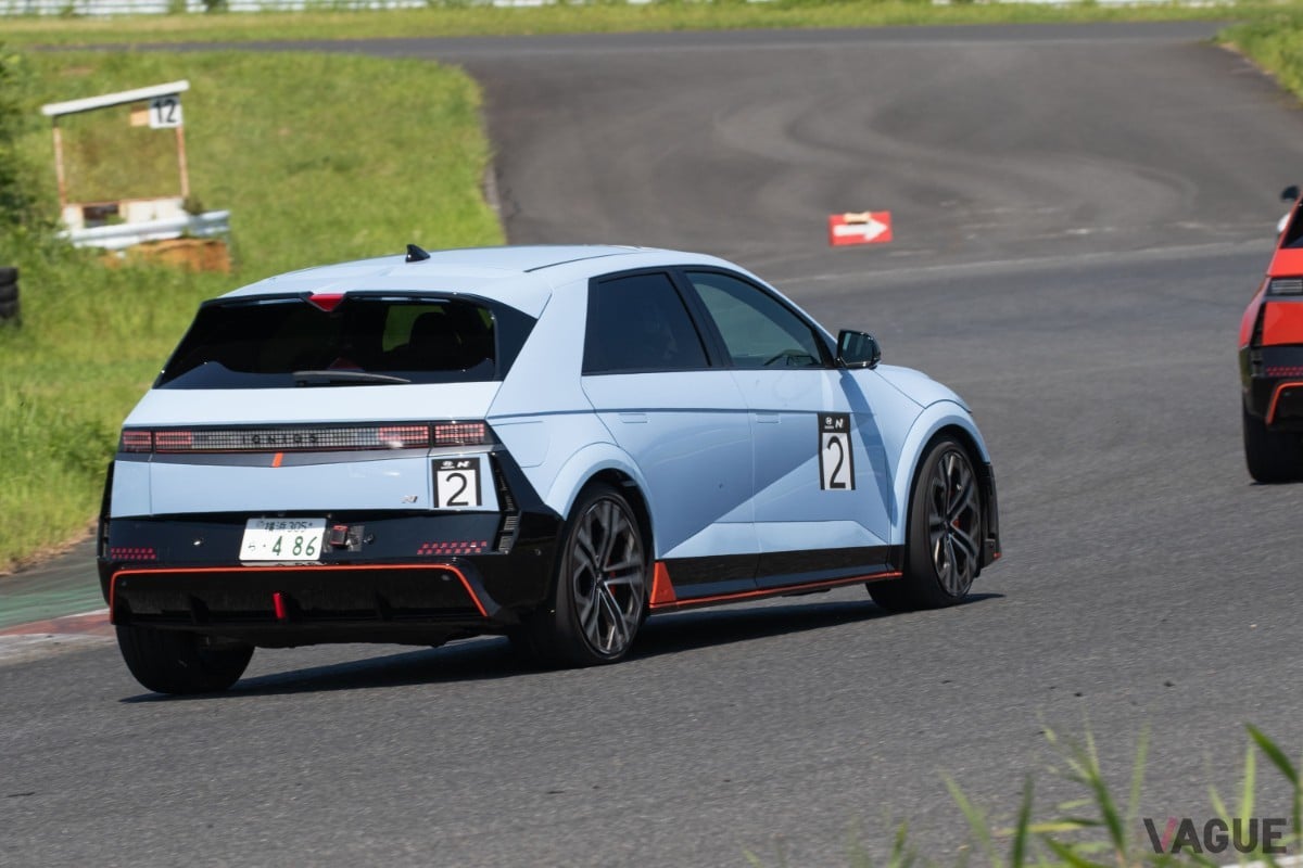 もはや静かなだけじゃない!? レースで速く、普段乗りもこなす“次世代EVスポーツカー”ヒョンデ「アイオニック5 N」の実力とは | VAGUE(ヴァーグ) - (2)