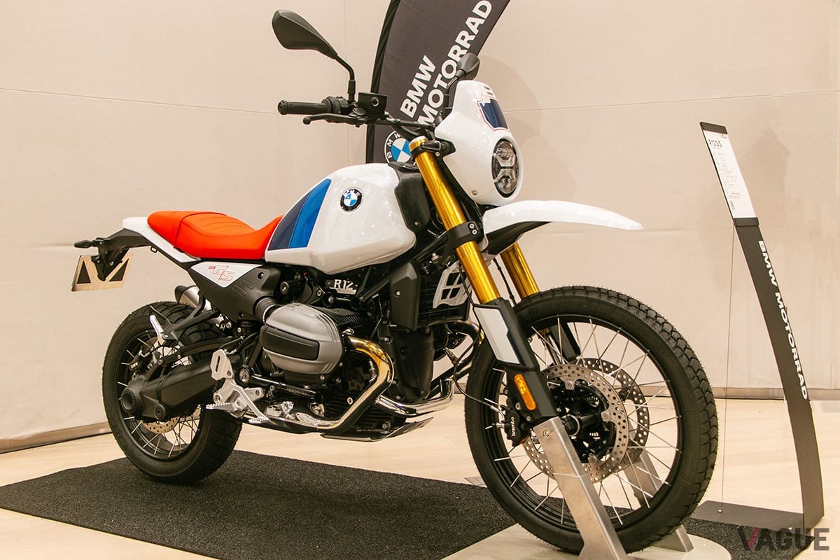 サプライズ公開されたBMWのレトロなアドベンチャーバイク「R 12 G／S」の魅力とは？ 悪路もストリートもイケる！「GS」シリーズとは何が違う？ | VAGUE(ヴァーグ)