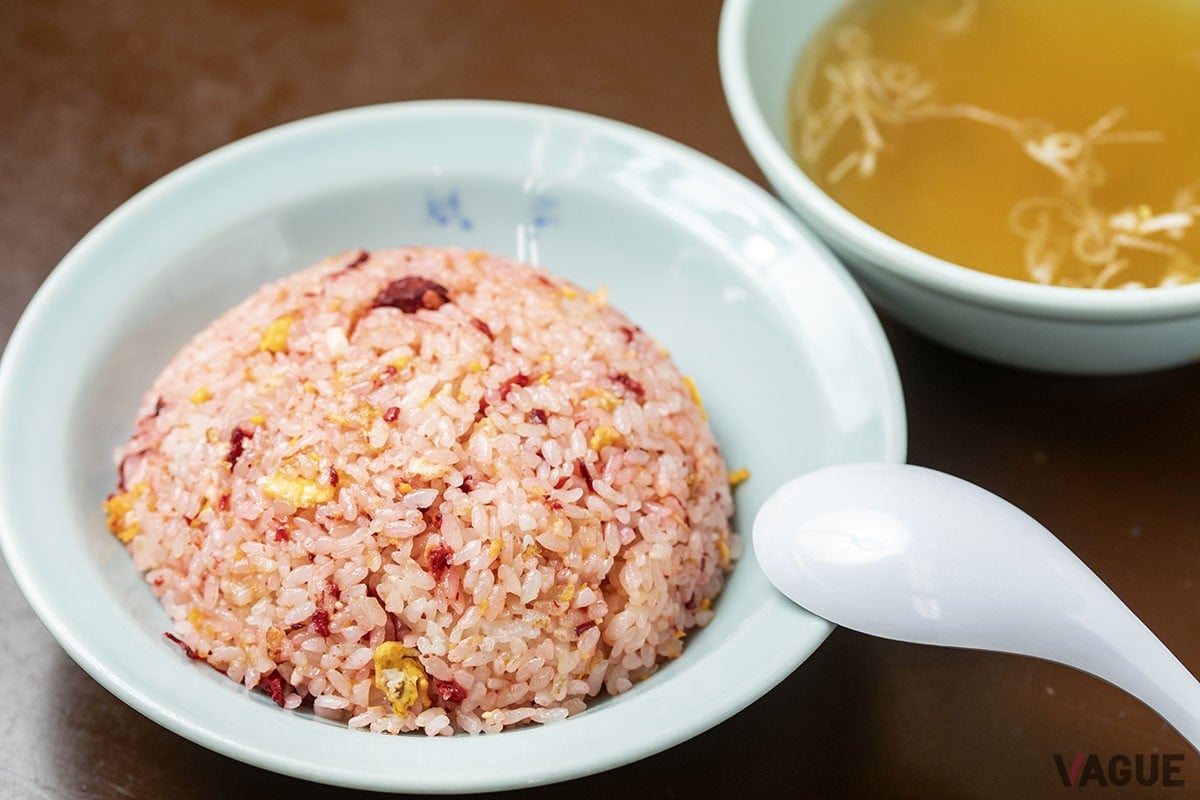 SNSでバズった「ピンクのチャーハン」はなぜ生まれた？ 下北沢「中国麺家 珉亭」の懐かしい味とは【遠くても行きたい町中華＃32】 | VAGUE(ヴァーグ)