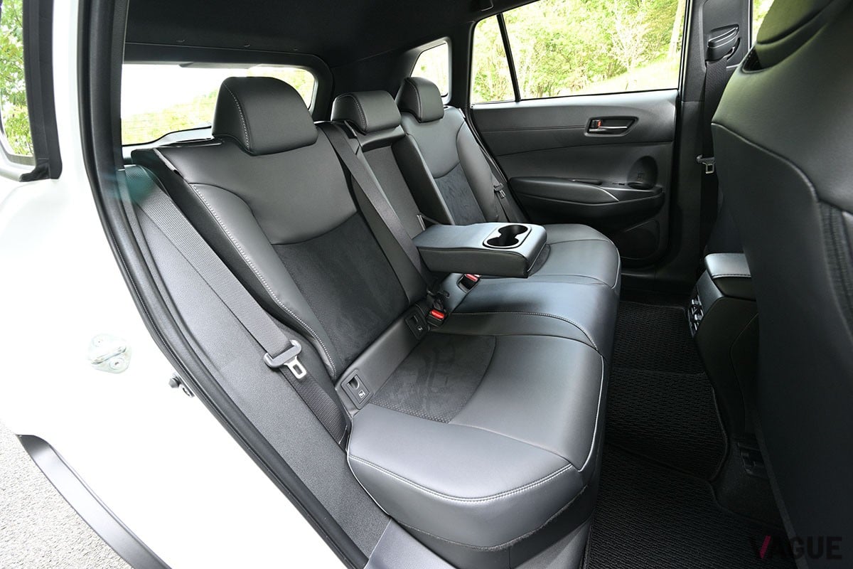 トヨタの“スポーティSUV”「カローラ クロス GRスポーツ」のリアシートは快適か？ スポーツカーづくりのノウハウを活かした注目モデルの「後席の居住性」とは | VAGUE(ヴァーグ) - (2)