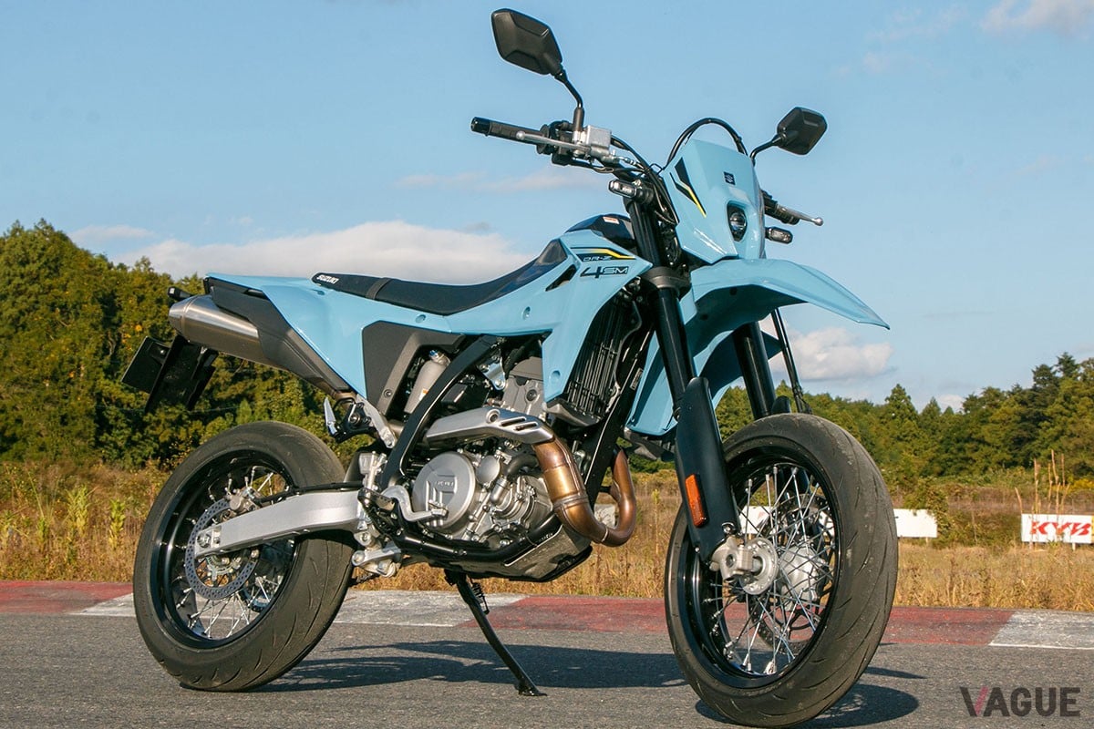 日本メーカー発「街中最速」の“スーパーモト”待望の復活！ スズキの新バイク「DR-Z4SM」はオンロード向けにつくり込まれたハンドリングが秀逸です | VAGUE(ヴァーグ) - (2)