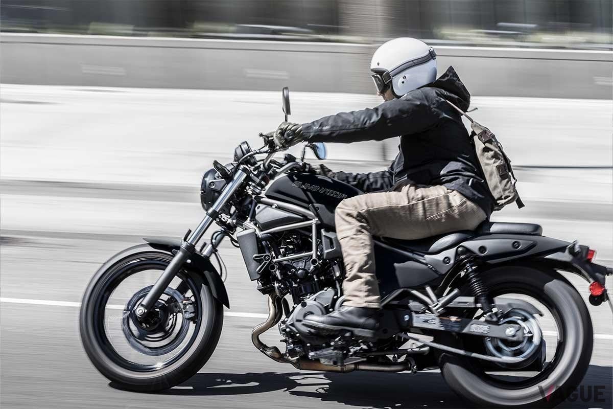 見た目はワル、走りは紳士！ 中型バイク市場で人気を博すカワサキ「エリミネーター400」は何が魅力？ 抜群の扱いやすさと実用性で“初心者ライダー”にもピッタリ | VAGUE(ヴァーグ)
