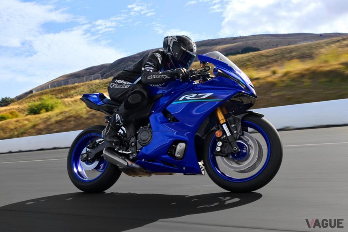 ヤマハの“万能スポーツバイク”「YZF-R7」の2026年モデルが登場 何が変わった？ ネットでは「実質フルモデルチェンジ！」といった声も ...