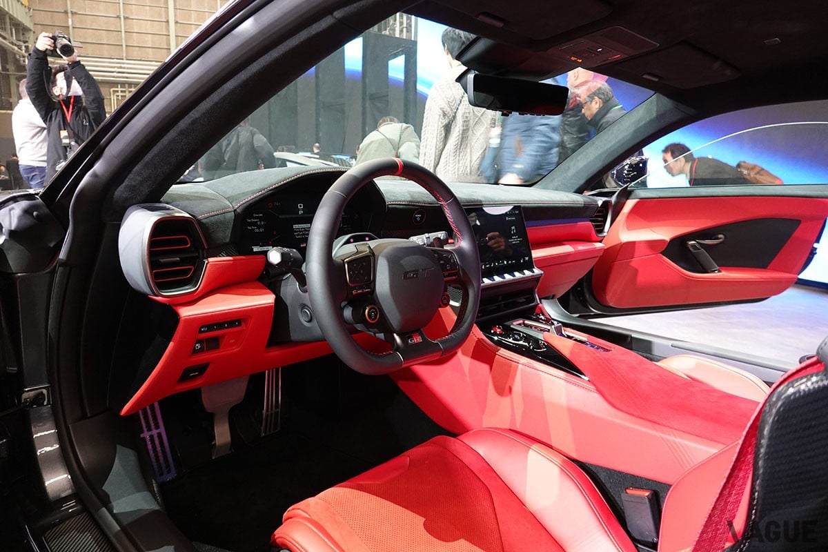 トヨタの新フラッグシップスポーツカー「GR GT」世界初公開！ “ドライバーファースト”の思想から生み出される「公道を走るレーシングカー」の ...